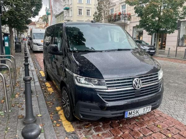 Melns Volkswagen Multivan 2022 Viļņa, ar dzinēja tilpumu 1.97 L un nobraukumu 68 tūkst. km par 48000 €, foto 2 vietnē AUTOMOTO.COM.LV