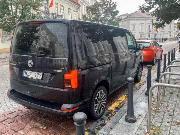 Melns Volkswagen Multivan 2022 Viļņa, ar dzinēja tilpumu 1.97 L un nobraukumu 68 tūkst. km par 48000 €, foto 3 vietnē AUTOMOTO.COM.LV