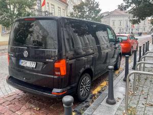 Black Volkswagen Multivan 2022 in Vilnius, with an engine capacity of 1.97 L and mileage of 68 thousand km for 48000 €, photo 3 on AUTOMOTO.COM.LV