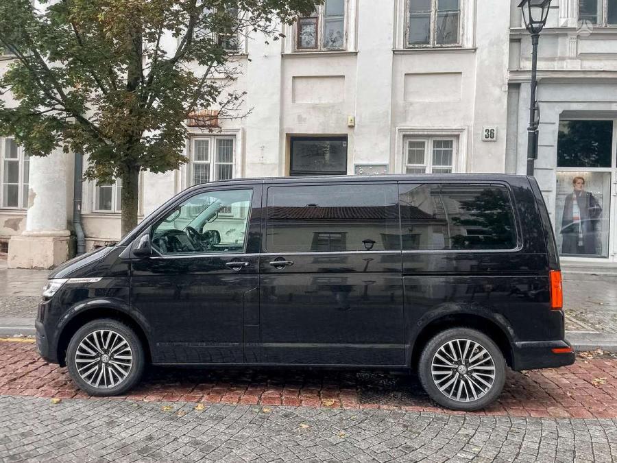 Black Volkswagen Multivan 2022 in Vilnius, with an engine capacity of 1.97 L and mileage of 68 thousand km for 48000 €, photo 4 on AUTOMOTO.COM.LV