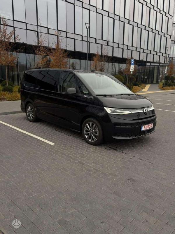 Melns Volkswagen Multivan 2024 Viļņa, ar dzinēja tilpumu 1.97 L un nobraukumu 2 tūkst. km par 53500 €, foto 2 vietnē AUTOMOTO.COM.LV