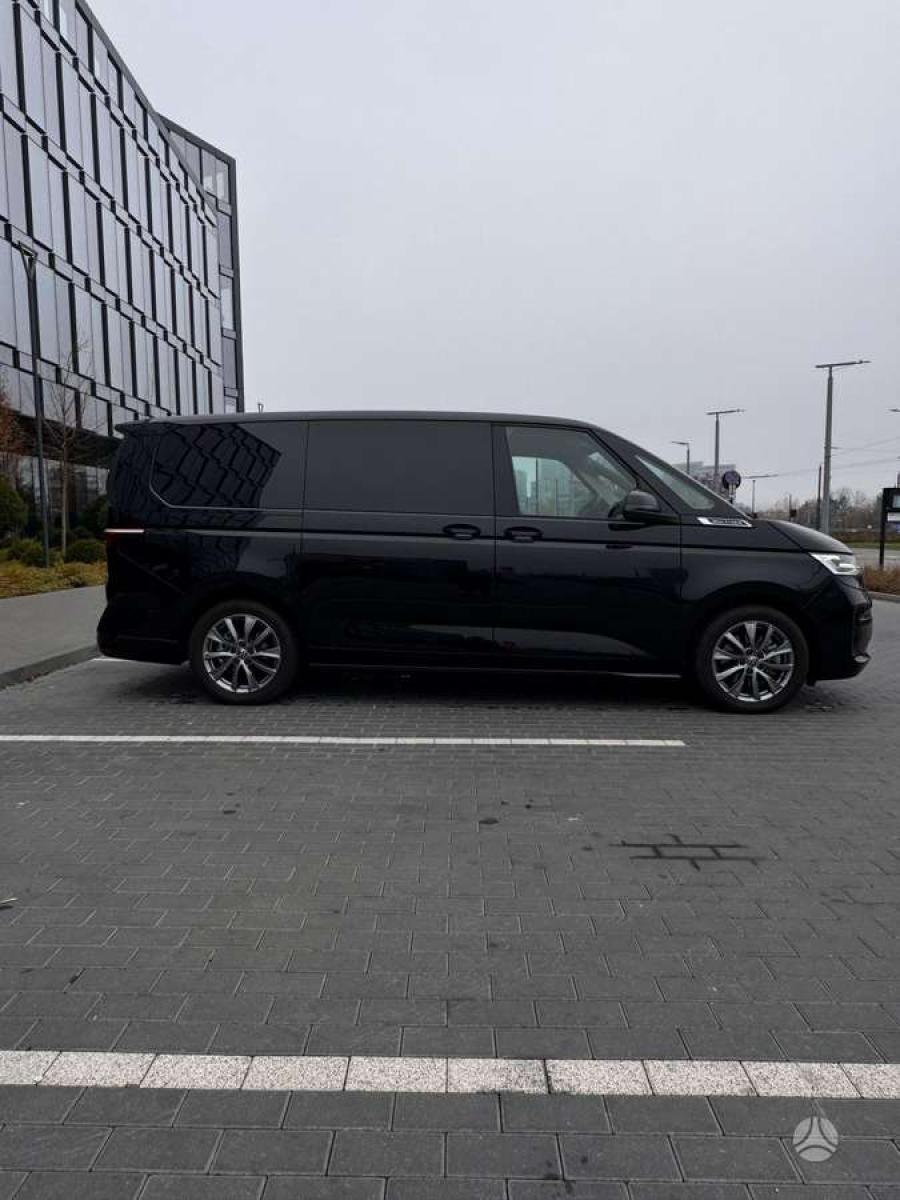 Melns Volkswagen Multivan 2024 Viļņa, ar dzinēja tilpumu 1.97 L un nobraukumu 2 tūkst. km par 53500 €, foto 6 vietnē AUTOMOTO.COM.LV