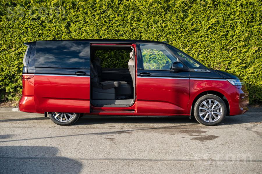 Melns Volkswagen Multivan 2024 Rīga, ar dzinēja tilpumu 1.40 L un nobraukumu 25 tūkst. km par 53500 €, foto 6 vietnē AUTOMOTO.COM.LV