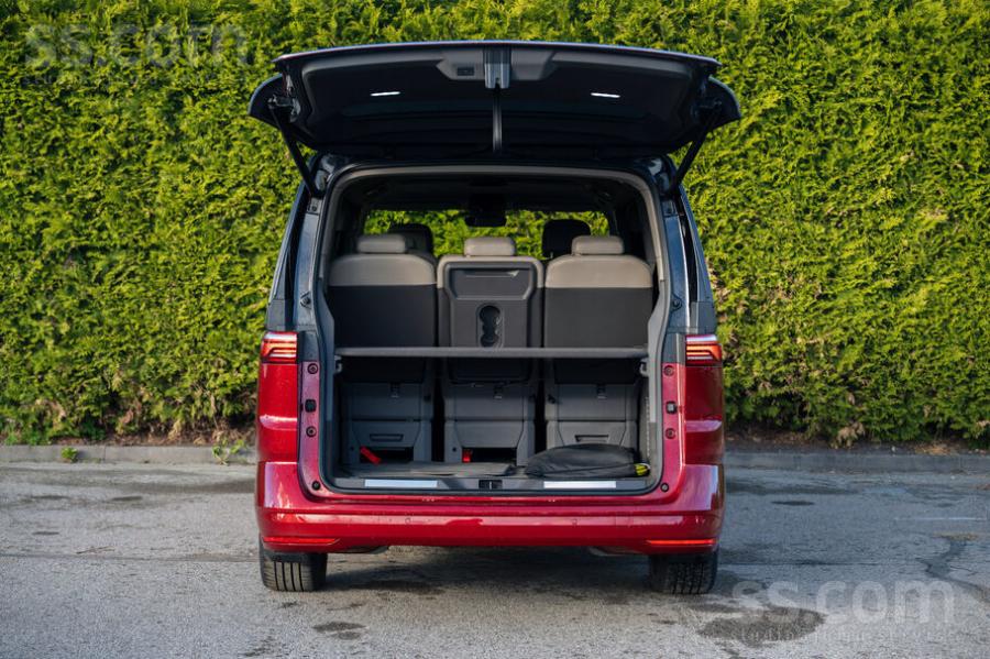 Melns Volkswagen Multivan 2024 Rīga, ar dzinēja tilpumu 1.40 L un nobraukumu 25 tūkst. km par 53500 €, foto 9 vietnē AUTOMOTO.COM.LV