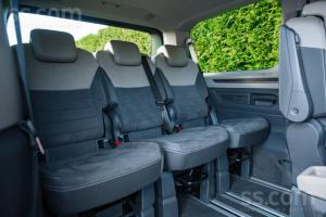 Melns Volkswagen Multivan 2024 Rīga, ar dzinēja tilpumu 1.40 L un nobraukumu 25 tūkst. km par 53500 €, foto 18 vietnē AUTOMOTO.COM.LV