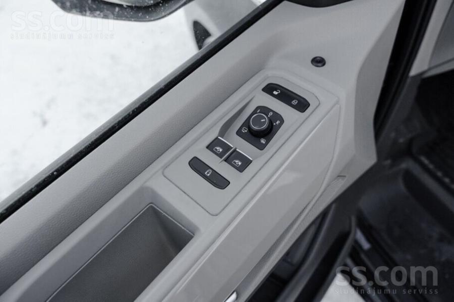 Melns Volkswagen Multivan 2024 Rīga, ar dzinēja tilpumu 2.00 L un nobraukumu 19 tūkst. km par 59900 €, foto 9 vietnē AUTOMOTO.COM.LV