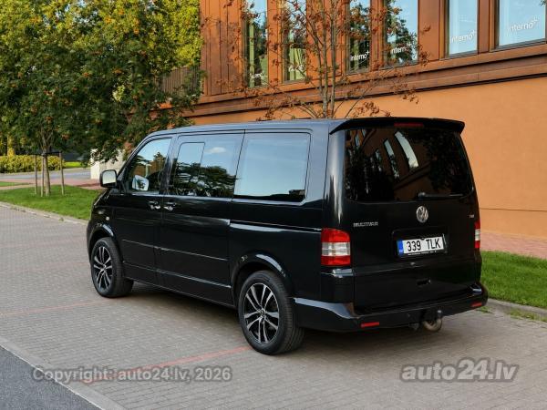 Melns Volkswagen Multivan 2005 Tallina, ar dzinēja tilpumu 2.50 L un nobraukumu 330 tūkst. km par 7499 €, foto 5 vietnē AUTOMOTO.COM.LV