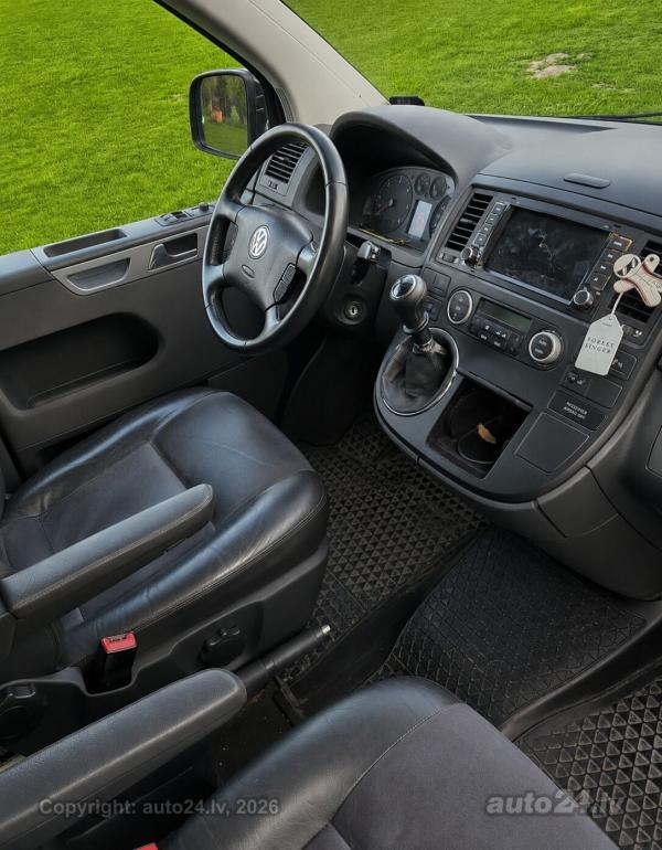 Melns Volkswagen Multivan 2008 Tapa, ar dzinēja tilpumu 2.50 L un nobraukumu 333 tūkst. km par 7500 €, foto 3 vietnē AUTOMOTO.COM.LV
