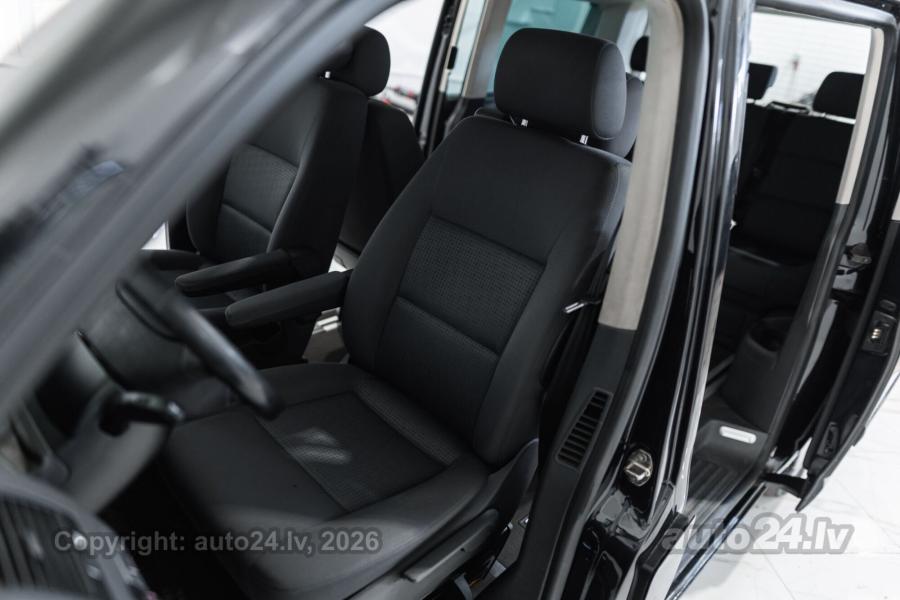 Black Volkswagen Multivan 2008 in Tallinn, with an engine capacity of 2.50 L and mileage of 160 thousand km for 10990 €, photo 13 on AUTOMOTO.COM.LV