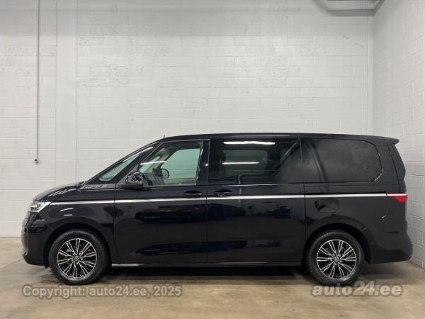 Melns Volkswagen Multivan 2024 Tallina, ar dzinēja tilpumu 2.00 L un nobraukumu 15 tūkst. km par 54900 €, foto 2 vietnē AUTOMOTO.COM.LV