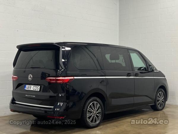 Melns Volkswagen Multivan 2024 Tallina, ar dzinēja tilpumu 2.00 L un nobraukumu 15 tūkst. km par 54900 €, foto 7 vietnē AUTOMOTO.COM.LV