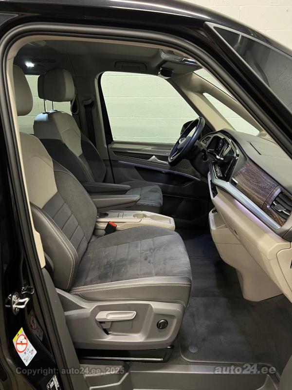 Melns Volkswagen Multivan 2024 Tallina, ar dzinēja tilpumu 2.00 L un nobraukumu 15 tūkst. km par 54900 €, foto 11 vietnē AUTOMOTO.COM.LV