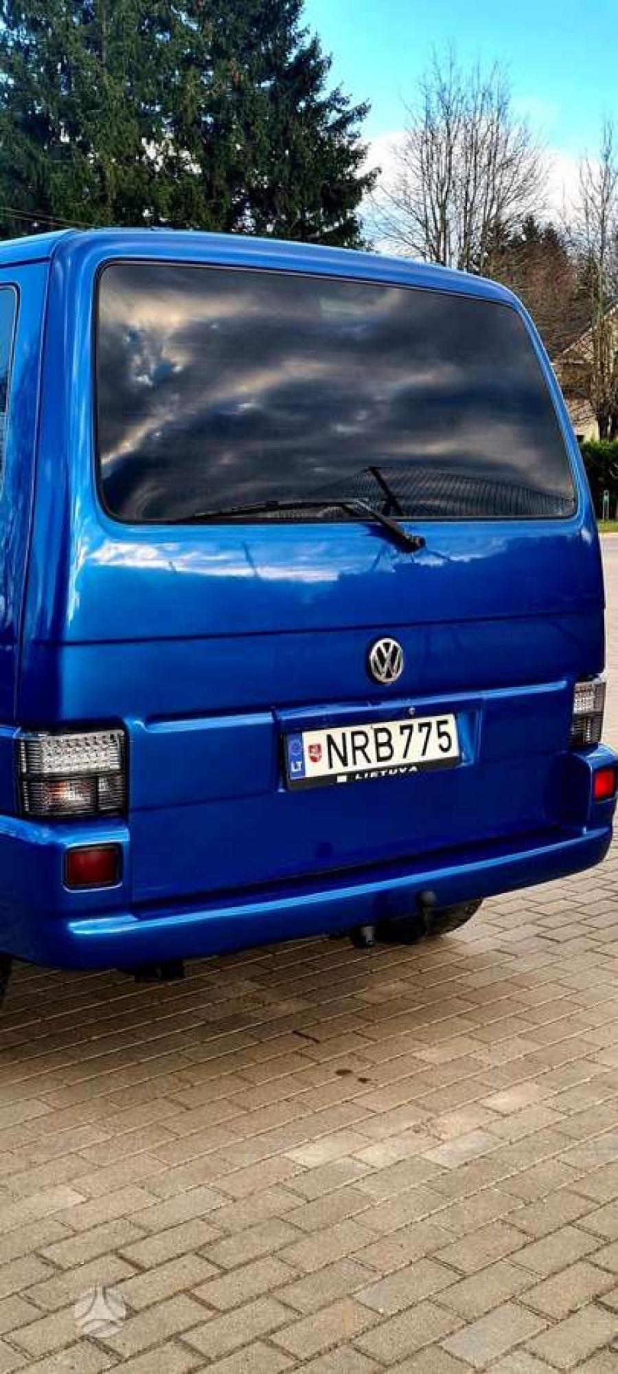 Blue Volkswagen Multivan 2000 in Vilnius, with an engine capacity of 2.50 L and mileage of 401 thousand km for 7000 €, photo 15 on AUTOMOTO.COM.LV