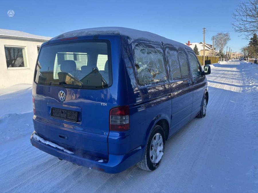 Blue Volkswagen Multivan 2004 in Jurbarkas, with an engine capacity of 2.46 L and mileage of 265 thousand km for 6200 €, photo 4 on AUTOMOTO.COM.LV