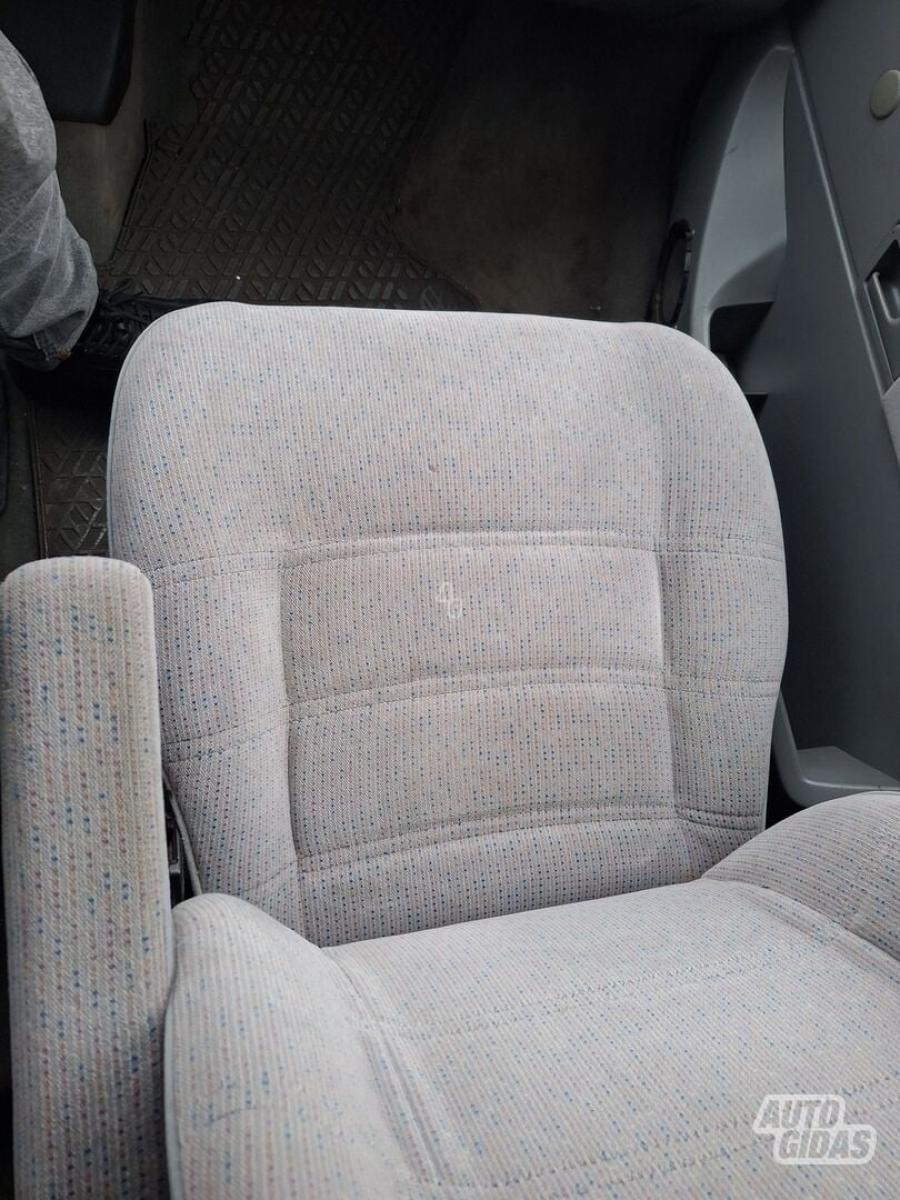 Blue Volkswagen Multivan 1994 in Alytus, with an engine capacity of 2.40 L and mileage of 450 thousand km for 1350 €, photo 11 on AUTOMOTO.COM.LV