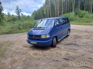 Zils Volkswagen Multivan 1996 Rīga, ar dzinēja tilpumu 2.50 L un nobraukumu 361 tūkst. km par 2550 €, foto  vietnē AUTOMOTO.COM.LV