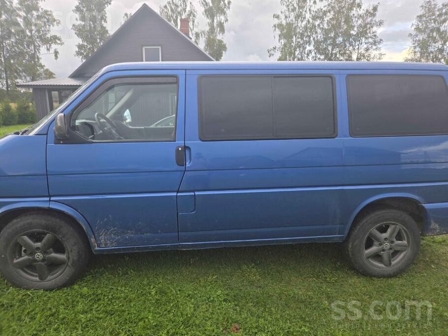 Blue Volkswagen Multivan 2000 in Aluksne, with an engine capacity of 2.50 L and mileage of 392 thousand km for 10700 €, photo 9 on AUTOMOTO.COM.LV