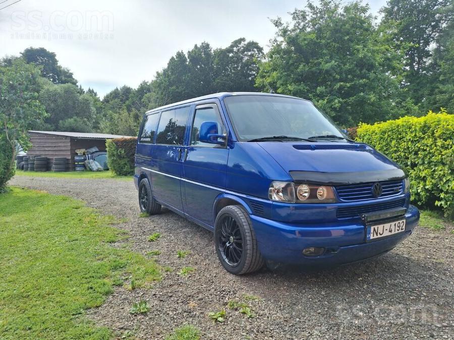 Zils Volkswagen Multivan 2002 Rīga, ar dzinēja tilpumu 2.50 L un nobraukumu 460 tūkst. km par 7500 €, foto 4 vietnē AUTOMOTO.COM.LV