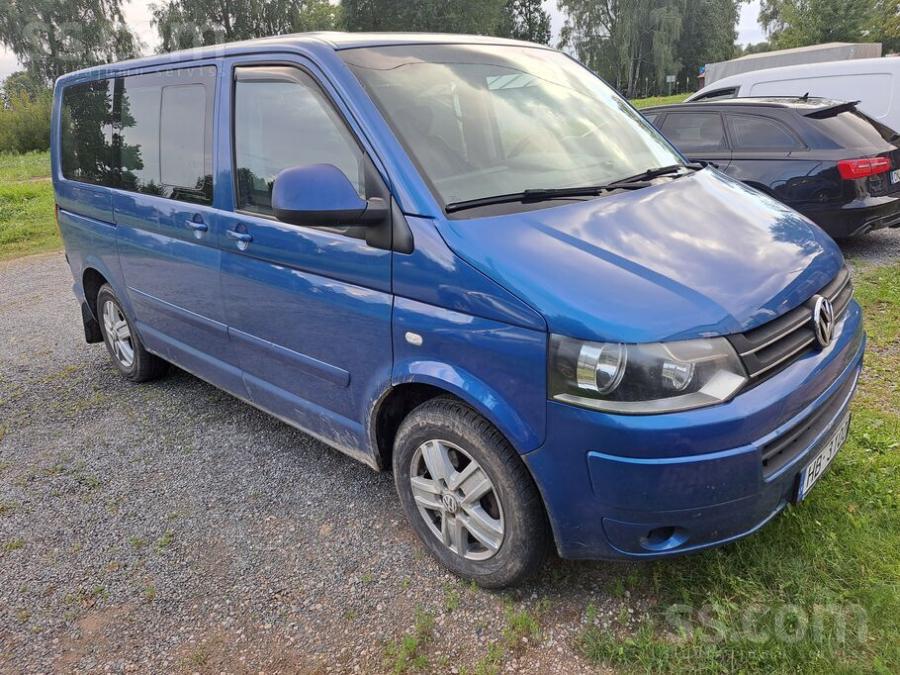 Blue Volkswagen Multivan 2003 in Valmiera, with an engine capacity of 2.50 L and mileage of 500 thousand km for 5500 €, photo 3 on AUTOMOTO.COM.LV