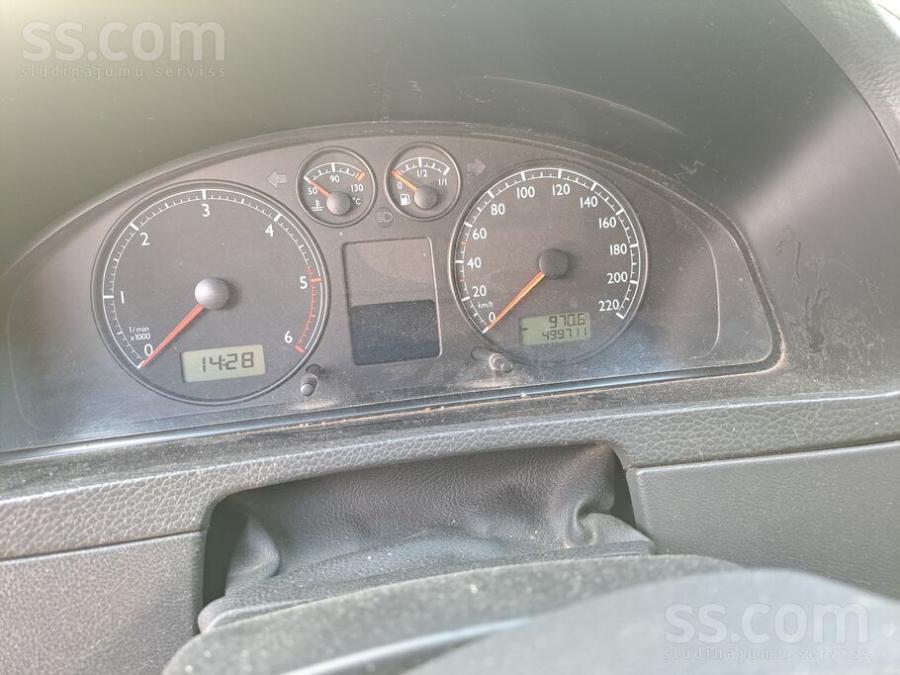 Blue Volkswagen Multivan 2003 in Valmiera, with an engine capacity of 2.50 L and mileage of 500 thousand km for 5500 €, photo 8 on AUTOMOTO.COM.LV