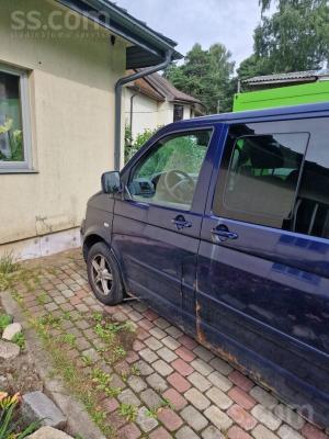 Zils Volkswagen Multivan 2007 Rīga, ar dzinēja tilpumu 2.50 L un nobraukumu 382 tūkst. km par 3900 €, foto  vietnē AUTOMOTO.COM.LV