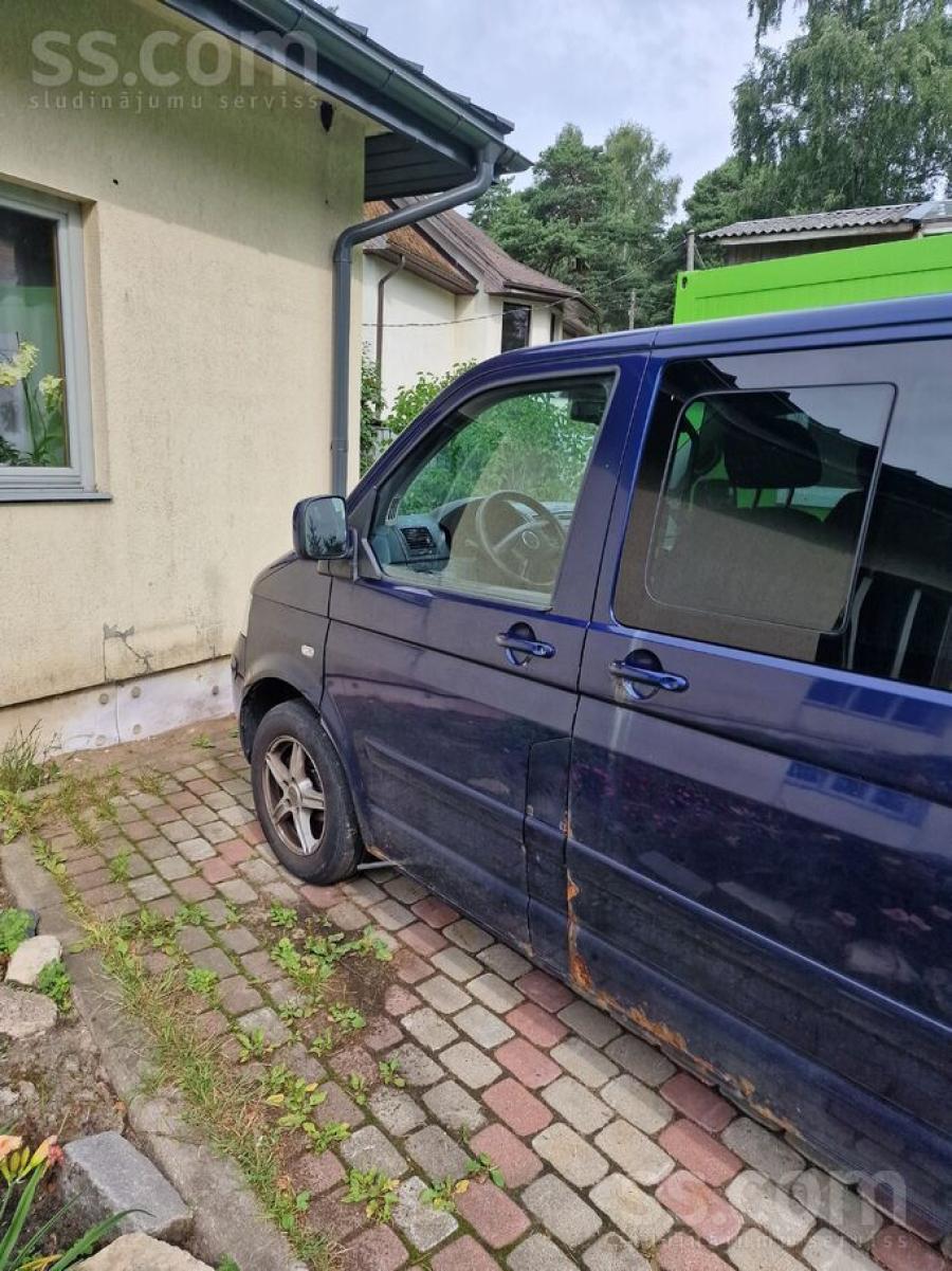 Zils Volkswagen Multivan 2007 Rīga, ar dzinēja tilpumu 2.50 L un nobraukumu 382 tūkst. km par 3900 €, foto 1 vietnē AUTOMOTO.COM.LV