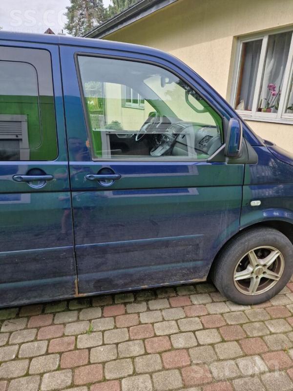 Blue Volkswagen Multivan 2007 in Riga, with an engine capacity of 2.50 L and mileage of 382 thousand km for 3900 €, photo 7 on AUTOMOTO.COM.LV