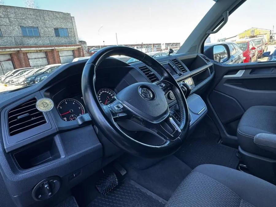 Blue Volkswagen Multivan 2020 in Daugavpils, with an engine capacity of 2.00 L and mileage of 244 thousand km for 27000 €, photo 18 on AUTOMOTO.COM.LV