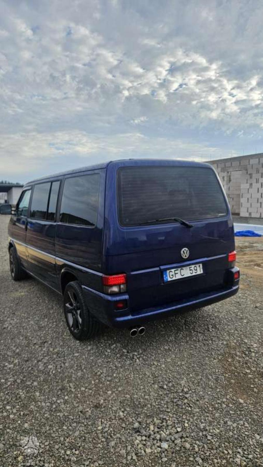 Blue Volkswagen Multivan 1997 in Vilnius, with an engine capacity of 2.46 L and mileage of 365 thousand km for 4200 €, photo 11 on AUTOMOTO.COM.LV