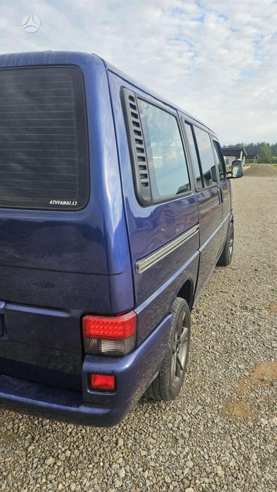 Blue Volkswagen Multivan 1997 in Vilnius, with an engine capacity of 2.46 L and mileage of 365 thousand km for 4200 €, photo 13 on AUTOMOTO.COM.LV