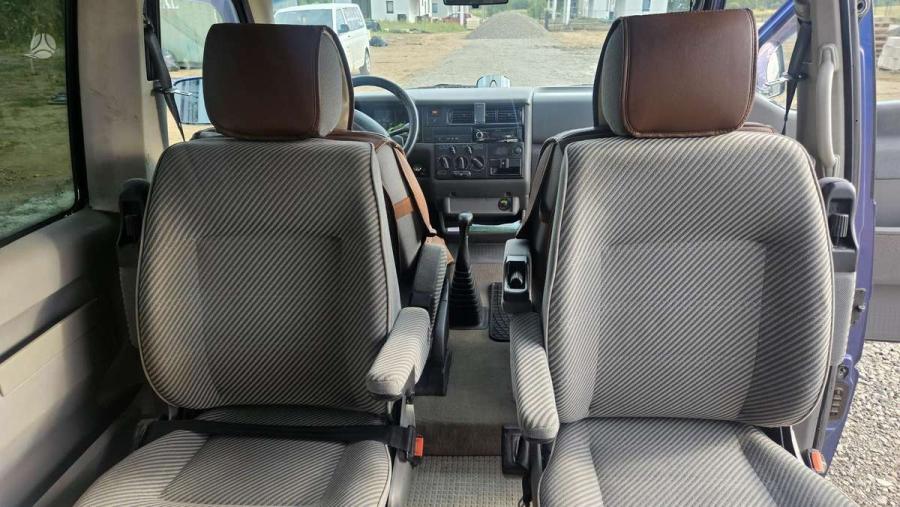 Blue Volkswagen Multivan 1997 in Vilnius, with an engine capacity of 2.46 L and mileage of 365 thousand km for 4200 €, photo 23 on AUTOMOTO.COM.LV