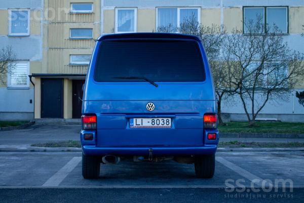 Blue Volkswagen Multivan 1999 in Jelgava, with an engine capacity of 2.50 L and mileage of 387 thousand km for 5800 €, photo 5 on AUTOMOTO.COM.LV