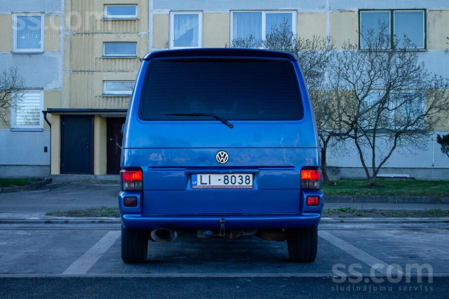 Blue Volkswagen Multivan 1999 in Jelgava, with an engine capacity of 2.50 L and mileage of 387 thousand km for 5800 €, photo 6 on AUTOMOTO.COM.LV