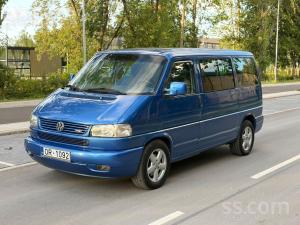 Zils Volkswagen Multivan 1999 Rīga, ar dzinēja tilpumu 2.50 L un nobraukumu 319 tūkst. km par 7695 €, foto  vietnē AUTOMOTO.COM.LV