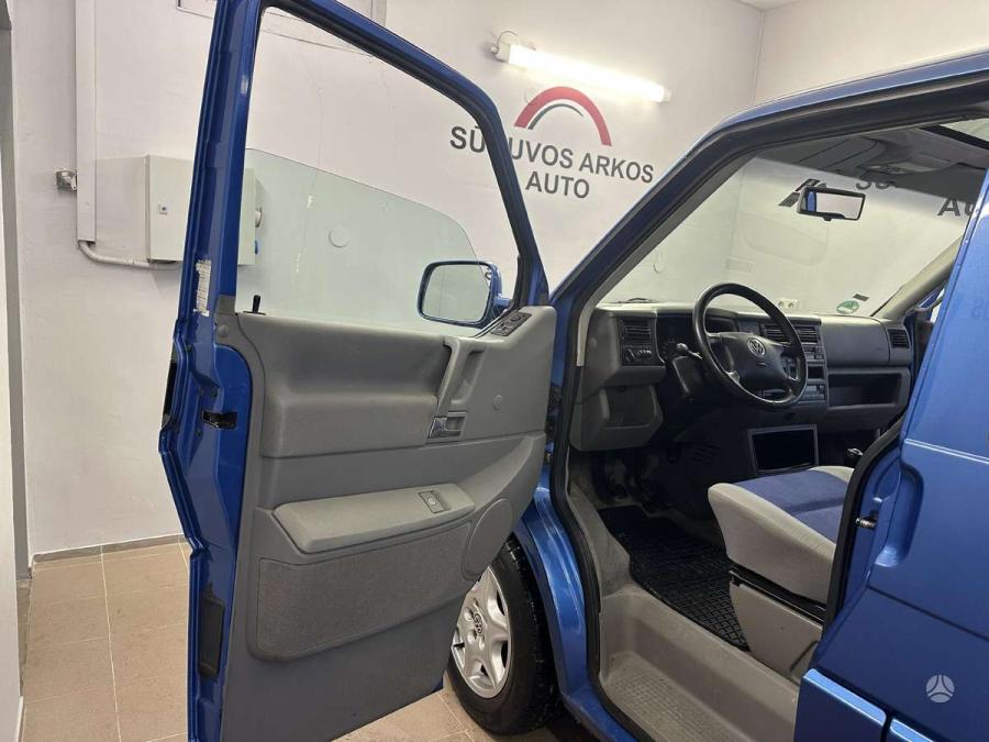 Zils Volkswagen Multivan 2001 Marijampole, ar dzinēja tilpumu 2.46 L un nobraukumu 440 tūkst. km par 10750 €, foto 7 vietnē AUTOMOTO.COM.LV
