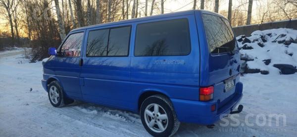 Zils Volkswagen Multivan 2001 Rīga, ar dzinēja tilpumu 2.50 L un nobraukumu 434 tūkst. km par 6800 €, foto 4 vietnē AUTOMOTO.COM.LV