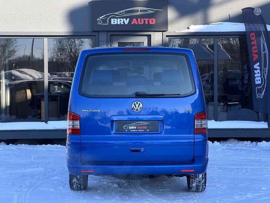 Blue Volkswagen Multivan 2004 in Kedainiai, with an engine capacity of 2.46 L and mileage of 309 thousand km for 8850 €, photo 8 on AUTOMOTO.COM.LV