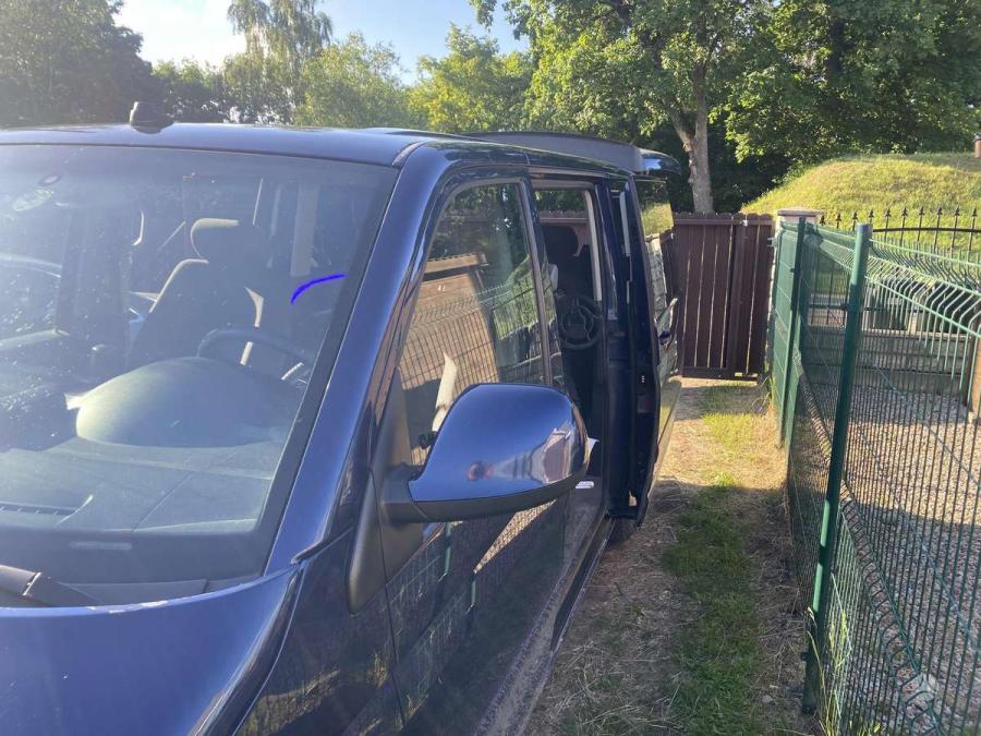 Blue Volkswagen Multivan 2004 in Vilnius, with an engine capacity of 2.50 L and mileage of 390 thousand km for 4500 €, photo 6 on AUTOMOTO.COM.LV