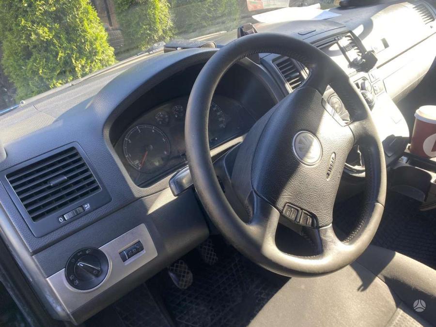 Blue Volkswagen Multivan 2004 in Vilnius, with an engine capacity of 2.50 L and mileage of 390 thousand km for 4500 €, photo 9 on AUTOMOTO.COM.LV