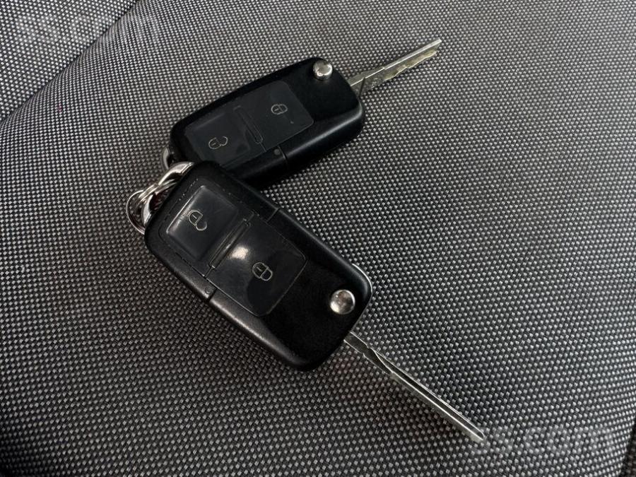 Zils Volkswagen Multivan 2009 Liepāja, ar dzinēja tilpumu 2.50 L un nobraukumu 307 tūkst. km par 8450 €, foto 10 vietnē AUTOMOTO.COM.LV