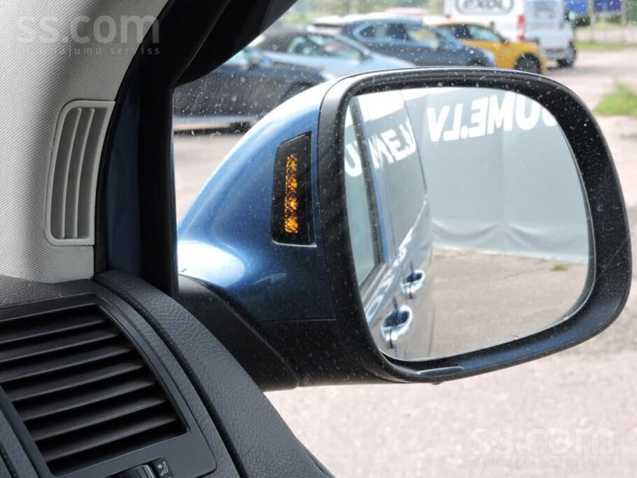 Blue Volkswagen Multivan 2010 in Cesis, with an engine capacity of 2.00 L and mileage of 235 thousand km for 13900 €, photo 19 on AUTOMOTO.COM.LV