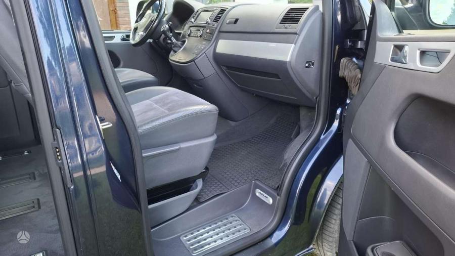 Zils Volkswagen Multivan 2014 Ignalina, ar dzinēja tilpumu 2.00 L un nobraukumu 210 tūkst. km par 17800 €, foto 19 vietnē AUTOMOTO.COM.LV
