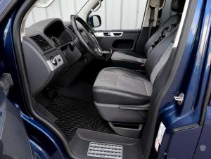 Blue Volkswagen Multivan 2015 in Vilnius, with an engine capacity of 1.97 L and mileage of 232 thousand km for 15550 €, photo 6 on AUTOMOTO.COM.LV