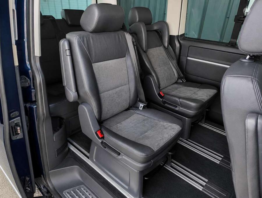Blue Volkswagen Multivan 2015 in Vilnius, with an engine capacity of 1.97 L and mileage of 232 thousand km for 15550 €, photo 15 on AUTOMOTO.COM.LV