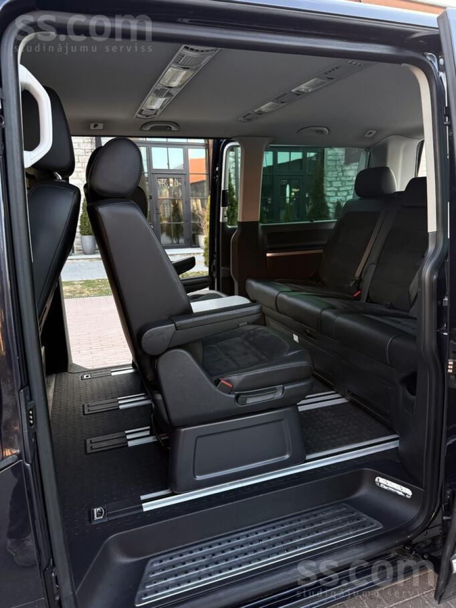 Zils Volkswagen Multivan 2016 Valka, ar dzinēja tilpumu 2.00 L un nobraukumu 228 tūkst. km par 24999 €, foto 17 vietnē AUTOMOTO.COM.LV