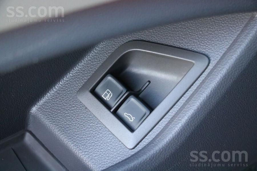 Blue Volkswagen Multivan 2022 in Tukums, with an engine capacity of 1.40 L and mileage of 73 thousand km for 39998 €, photo 36 on AUTOMOTO.COM.LV