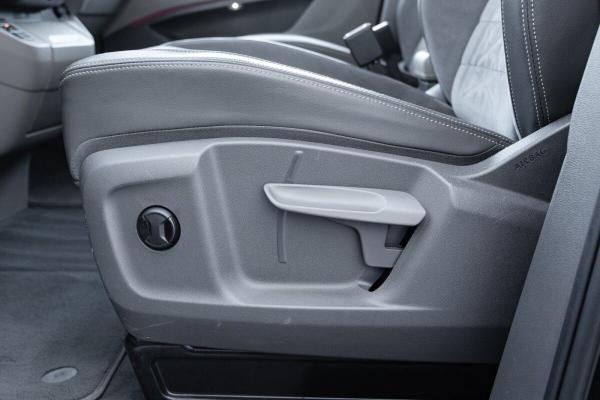 Zils Volkswagen Multivan 2024 Mārupe, ar dzinēja tilpumu 2.00 L un nobraukumu 50 tūkst. km par 51900 €, foto 7 vietnē AUTOMOTO.COM.LV