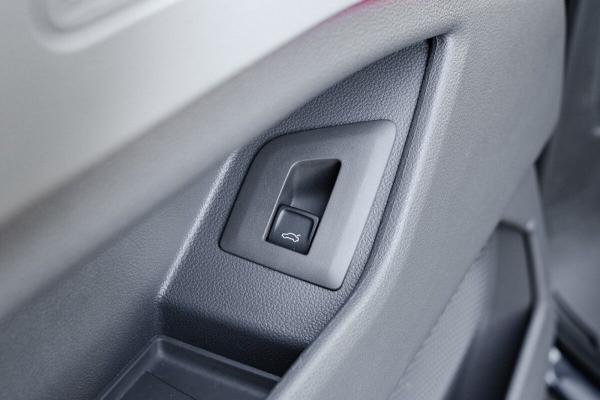 Zils Volkswagen Multivan 2024 Mārupe, ar dzinēja tilpumu 2.00 L un nobraukumu 50 tūkst. km par 51900 €, foto 9 vietnē AUTOMOTO.COM.LV