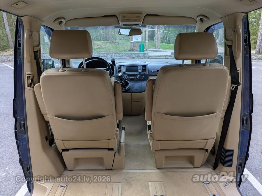 Zils Volkswagen Multivan 2005 Tallina, ar dzinēja tilpumu 2.50 L un nobraukumu 335 tūkst. km par 6900 €, foto 9 vietnē AUTOMOTO.COM.LV