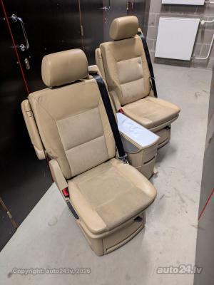Zils Volkswagen Multivan 2005 Tallina, ar dzinēja tilpumu 2.50 L un nobraukumu 335 tūkst. km par 6900 €, foto 13 vietnē AUTOMOTO.COM.LV